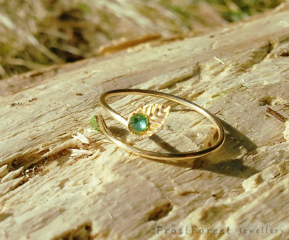 Grön Swarovski ring med guldlöv - Epla.se