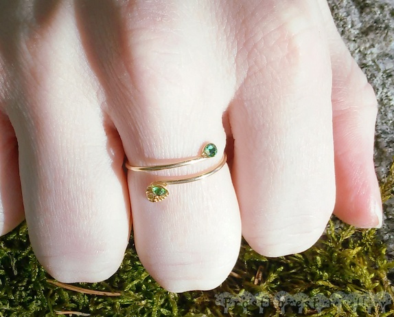 Grön Swarovski ring med guldlöv - Epla.se