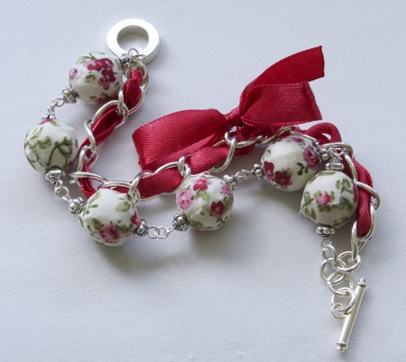 Vita blommor pärlor och rött band armband - Epla.se