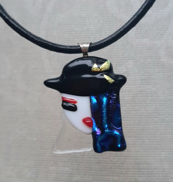 Ansikte med hatt, glasfusing - Epla.se